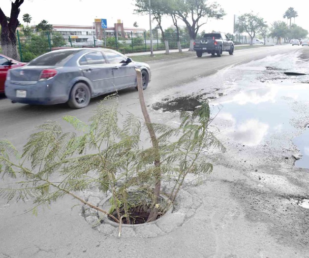 Coladeras abiertas representan peligro para automovilistas